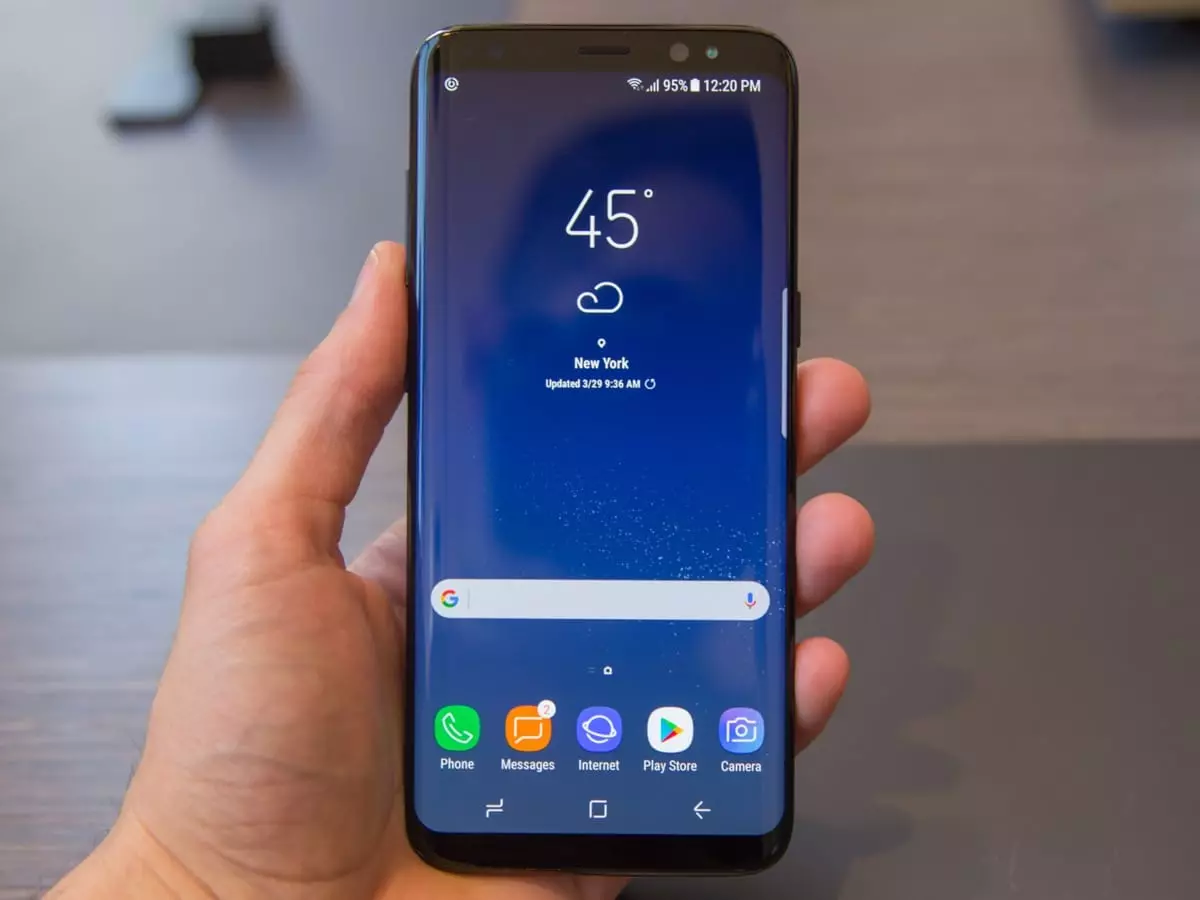 За месеца от началото на продажбите на Samsung Galaxy S8 катастрофално падна в Русия 10277_1