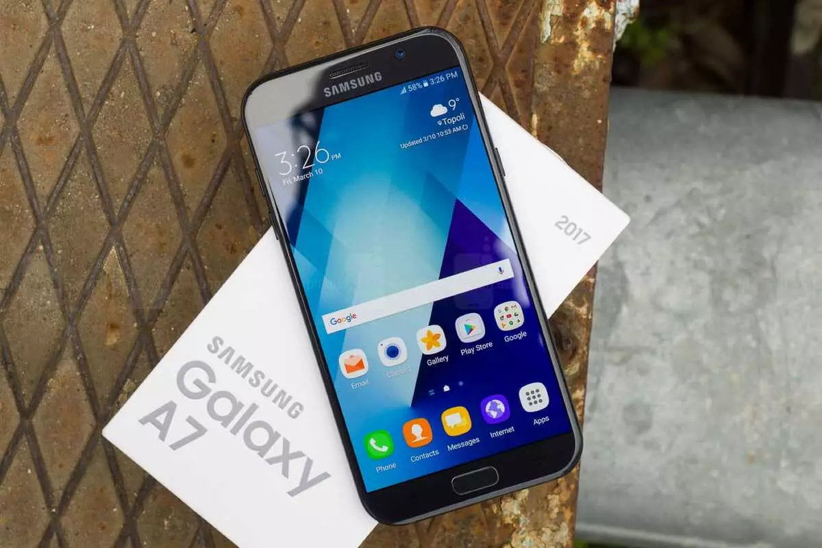 Bakeng sa Samsung Galaxy A7 (2017) e lokollotsoe Android nougat e nang le sebopeho se secha 10357_1