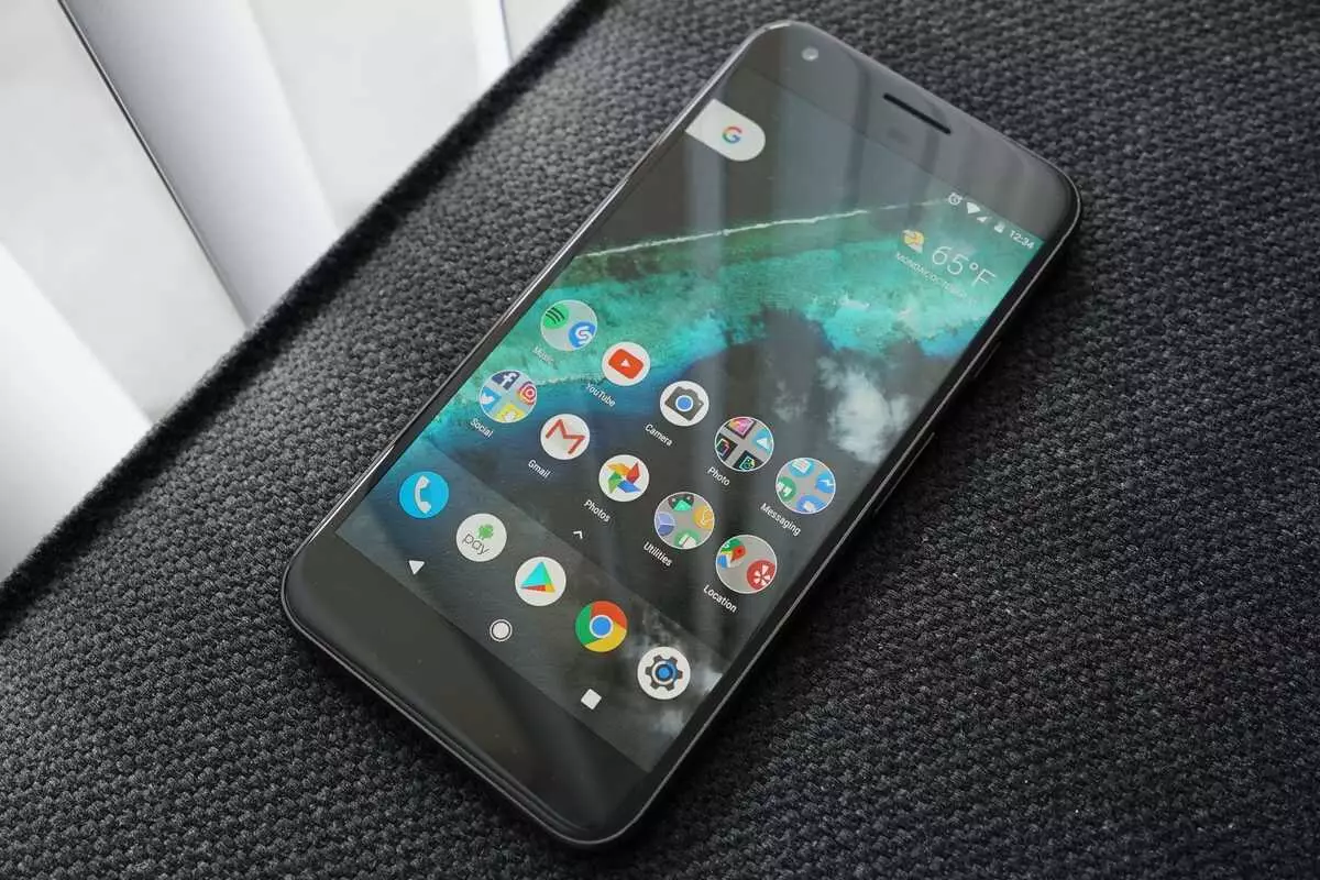 Google Pixel Smartphone yakatanga kutengesa for 15,990 rubles 10612_1