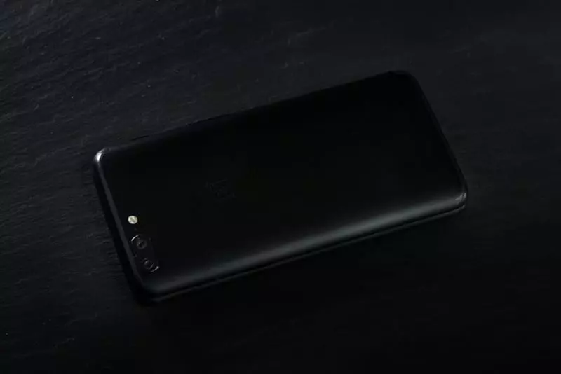 Офіційно: OnePlus 5T зі вбудованим в екран сканером відбитків пальців показали на зображенні 10655_2