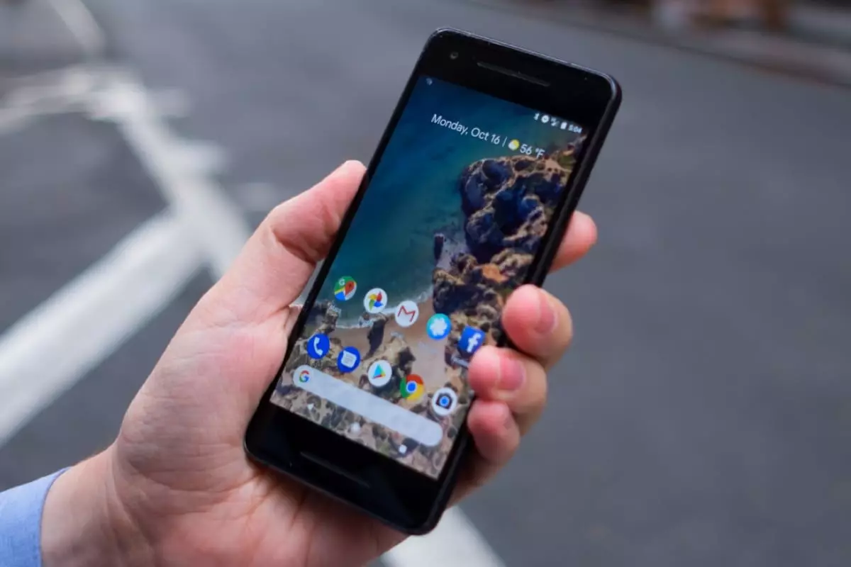 Google Pixel 3 XL သည်ဖန်သားပြင်ပေါ်တွင်ဖြတ်တောက်ခြင်းနှင့်ပုံမှန် pixel 3 - မဟုတ်ပါ 10690_1