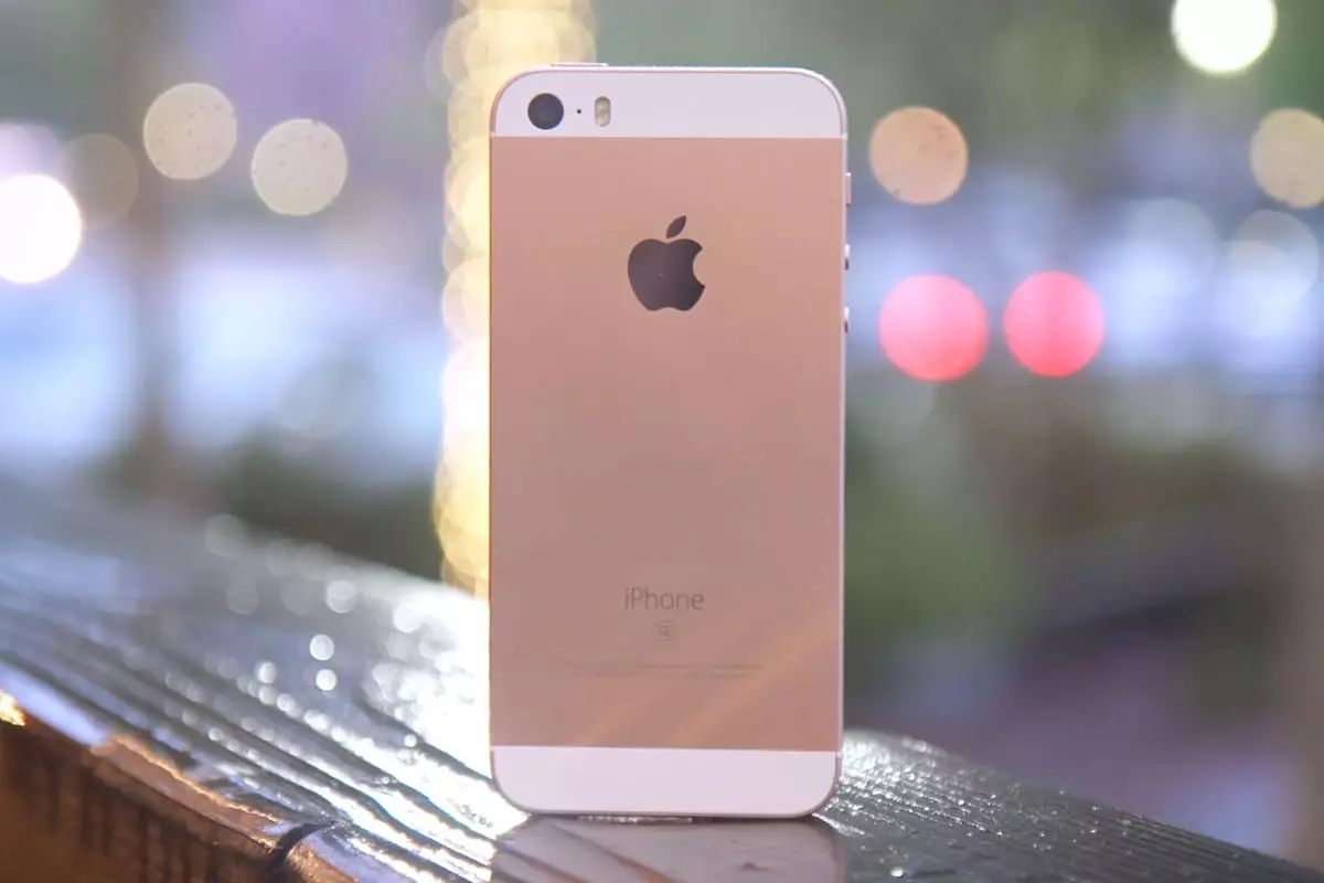 ទូរស័ព្ទ iPhone SE 2 ។