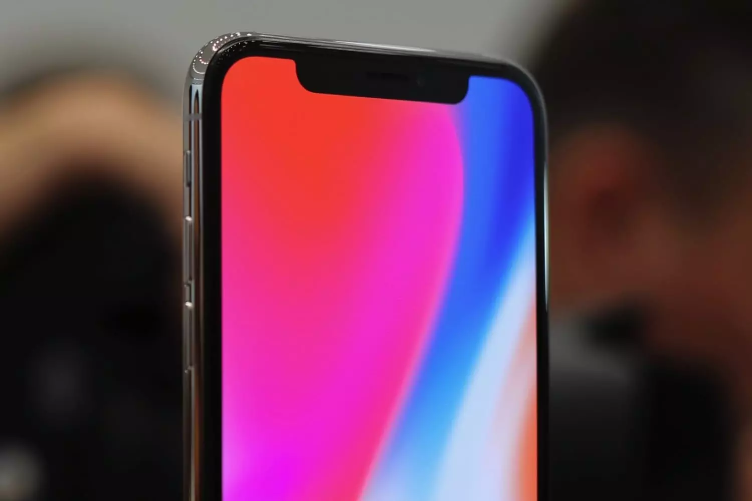 ማስታወቂያ Boway እየፈተለች - በ iPhone X የመጀመሪያ 