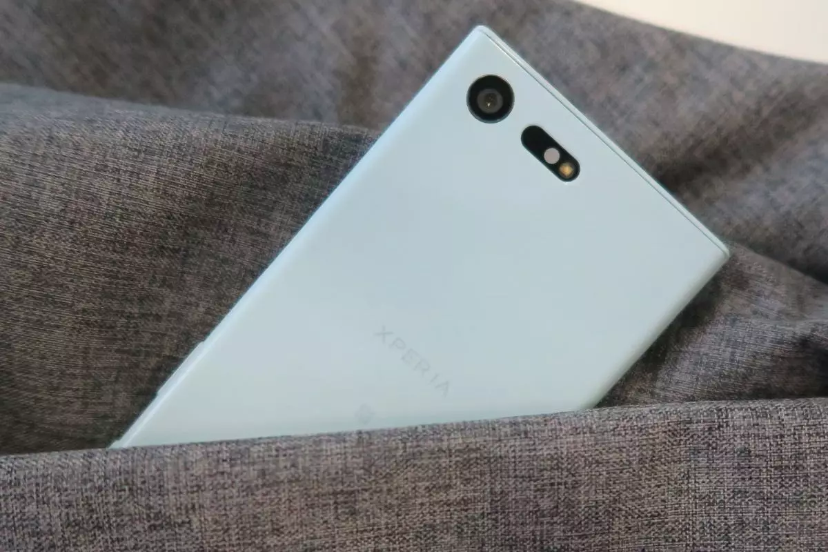 Sony Xperia X smartphone trinkoa Erresuma Batuan erosteko erabilgarri egon da