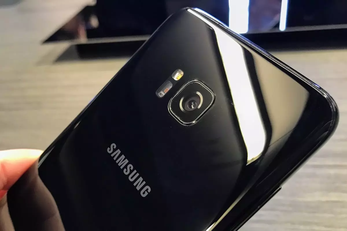 I-Samsung izokhipha ukuguqulwa okuthuthukile kwe-Galaxy S8 ngobunzima obukhulu bokulungiswa 10929_1