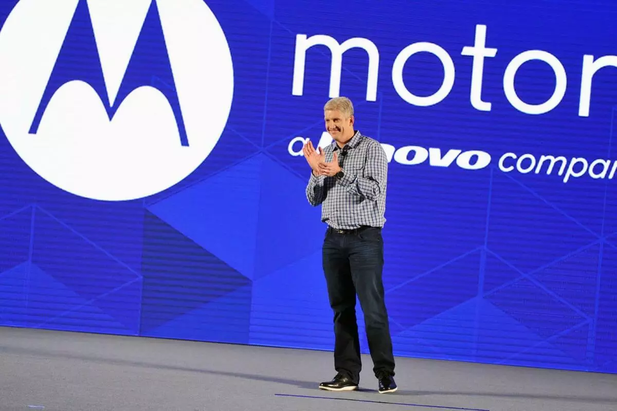 Lenovo menolak jenama Motorola untuk telefon pintar