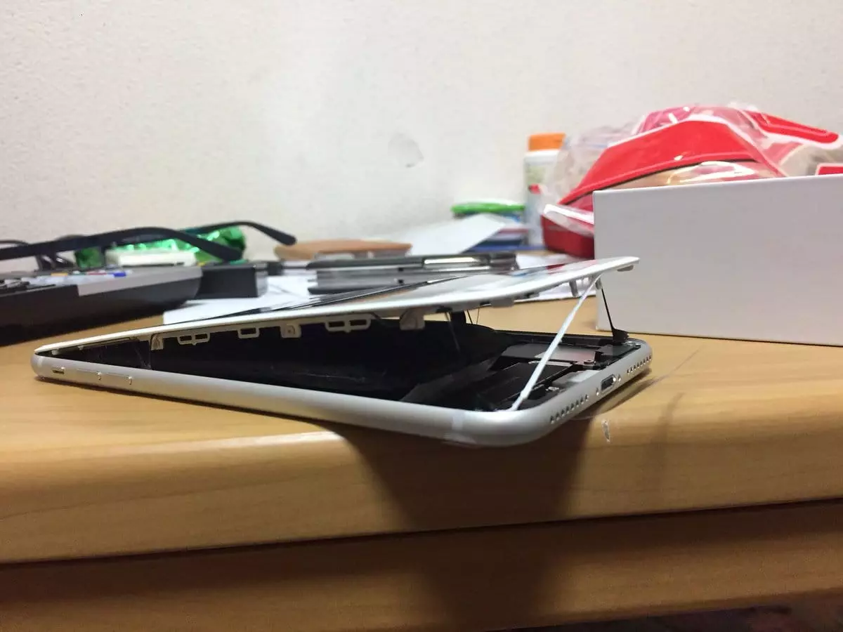No iPhone 8 e iPhone 8 Plus comezou a varrer as baterías - ¿Que é todo? 11003_4