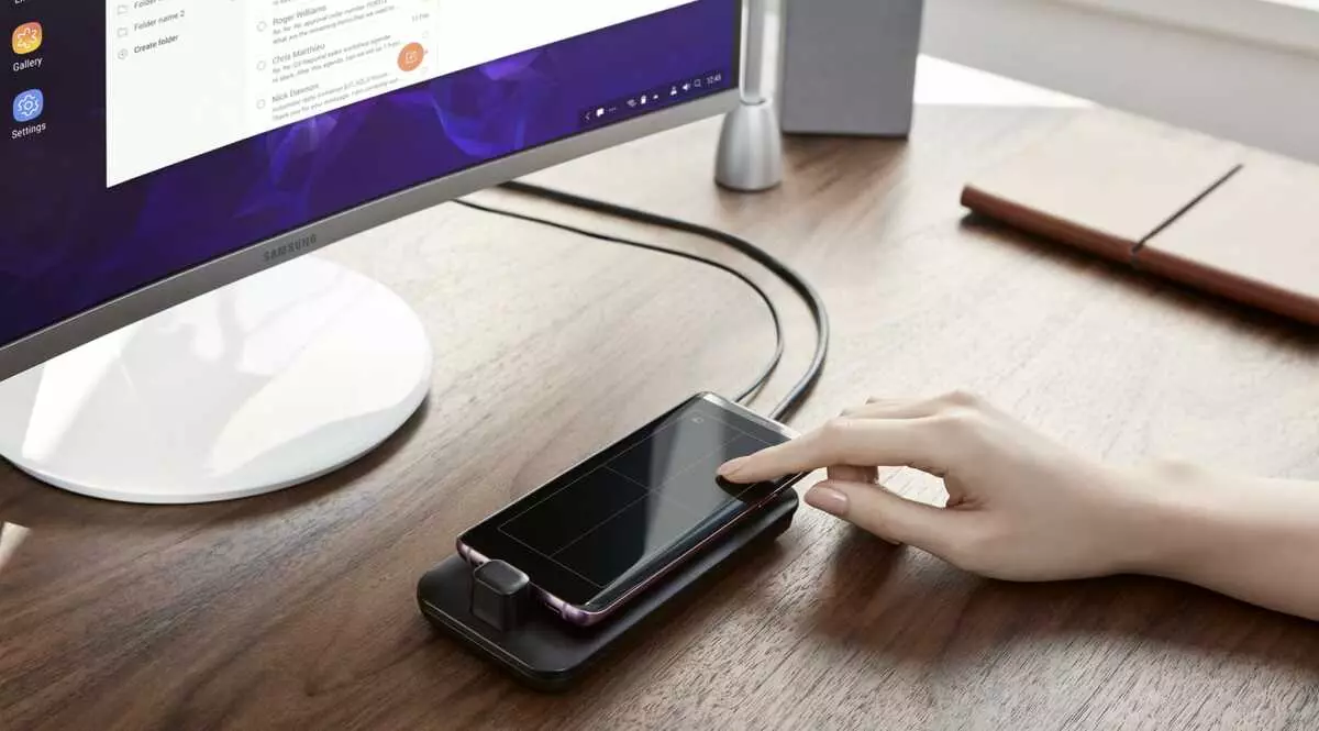 Samsung Dex Pad - station d'accueil qui transforme le smartphone en ordinateur tactile 11108_1