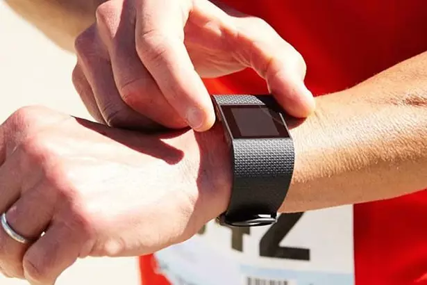 Fitbit introduziu novas pulseiras de fitness: carga, cobrar HR e surto