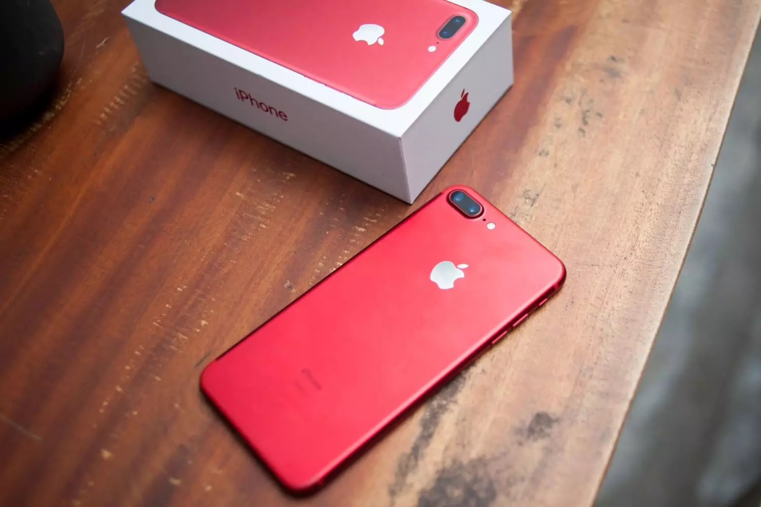 iPhone 7 နှင့် iPhone 7 Plus ကိုအနီရောင်ဖြင့်ရောင်းချခြင်းသည်အထူးလျှော့စျေးဖြင့်ရောင်းချခဲ့သည် 11171_1