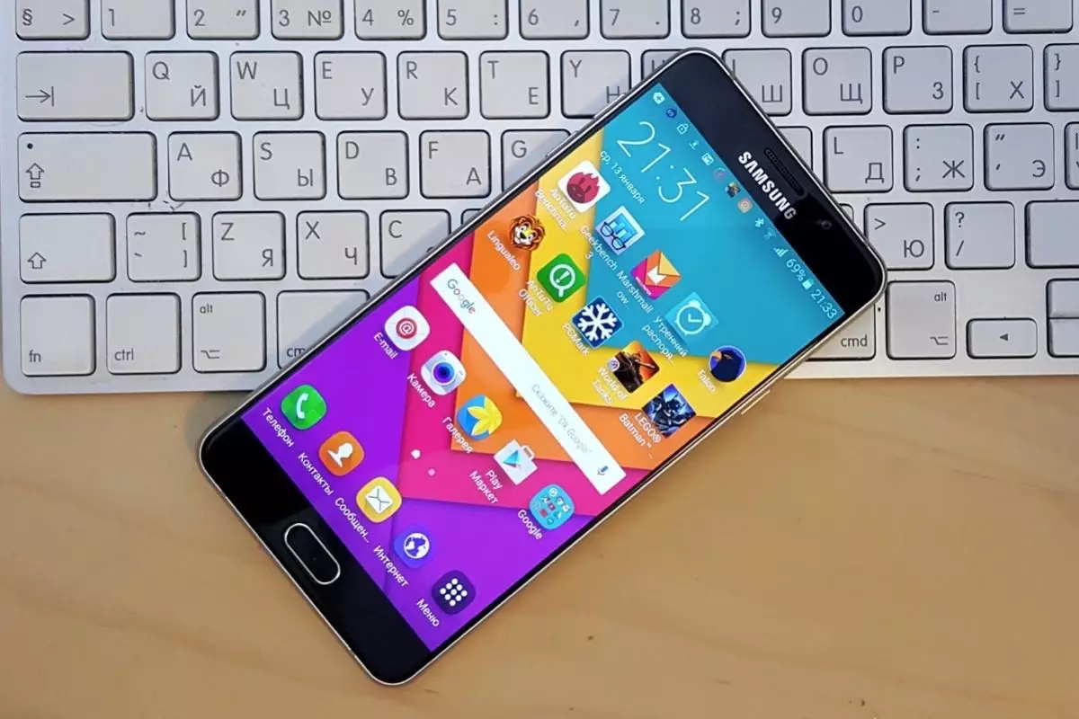 Samsung Galaxy A7 (2017) - smartphone perfeito para os amantes selfie