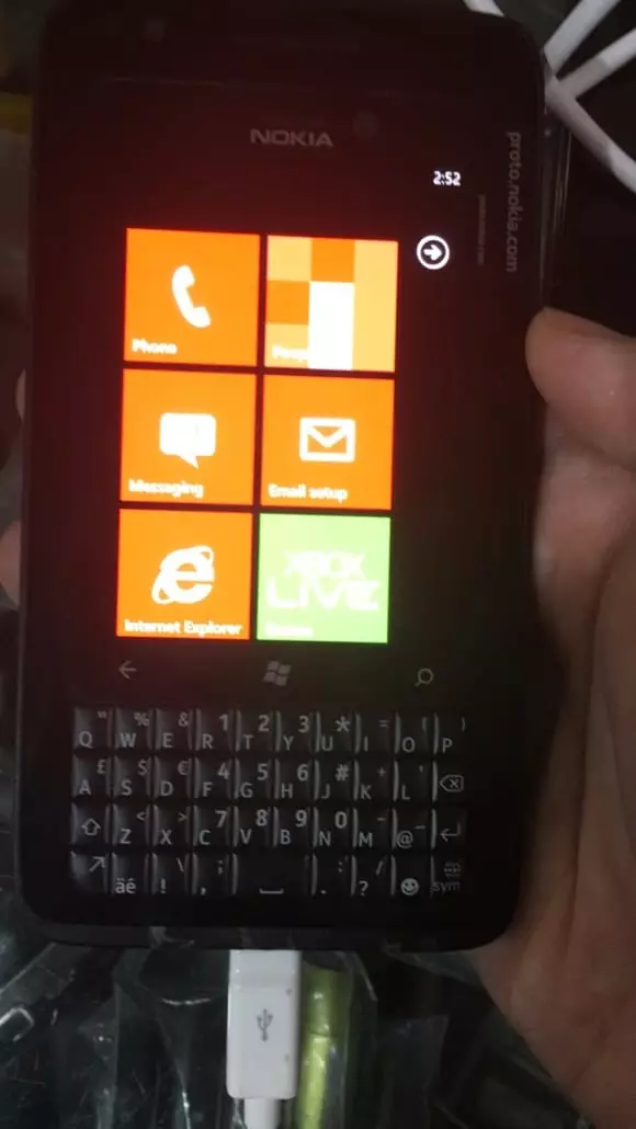 Instantanés du smartphone secret Nokia Lumia avec un clavier Windows 11299_10