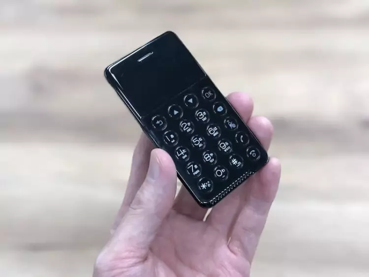 Teadaanne Nichephone-S - maailma esimene nutitelefon maailma suurus krediitkaardiga 11629_1