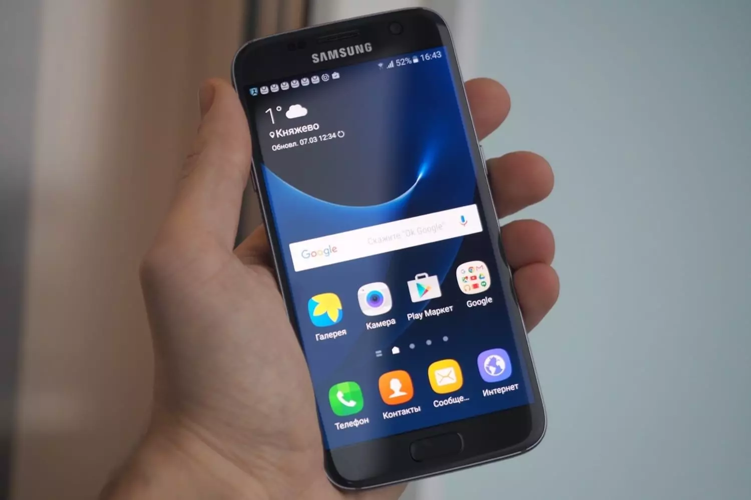 Samsung Galaxy S7 gyda gwarant yn gwerthu am geiniog. Nid yw prisiau isel o'r fath erioed wedi bod