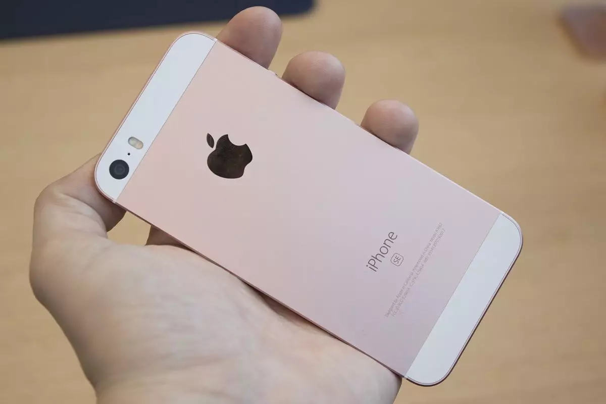 IPhone 7 دىكى ئايفوننىڭ تەننەرخى, «كۈلرەڭ» بازىرىدا iPhone 7 نى تونۇشتۇرۇشقا باشلىدى