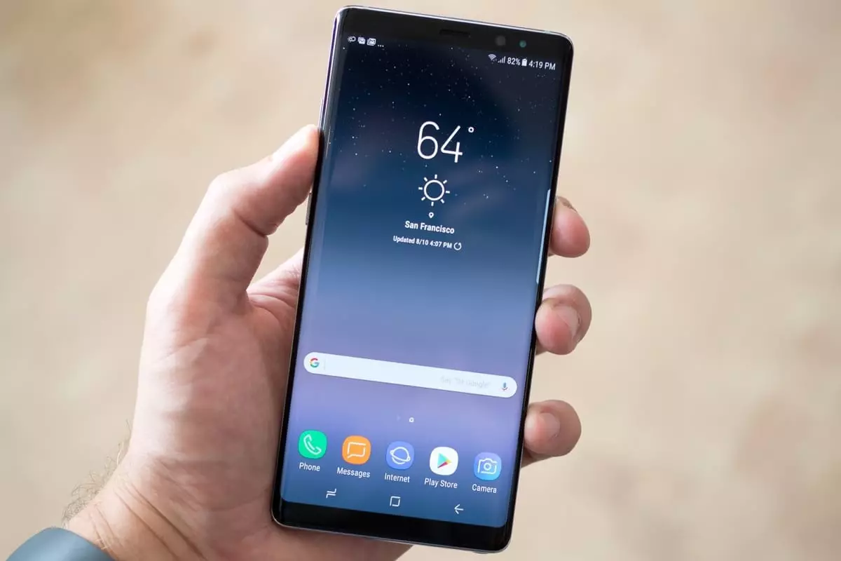 Tilbring: Samsung Galaxy Note 8 for 69.990 rubler Henger under enkelt arbeid 12100_1