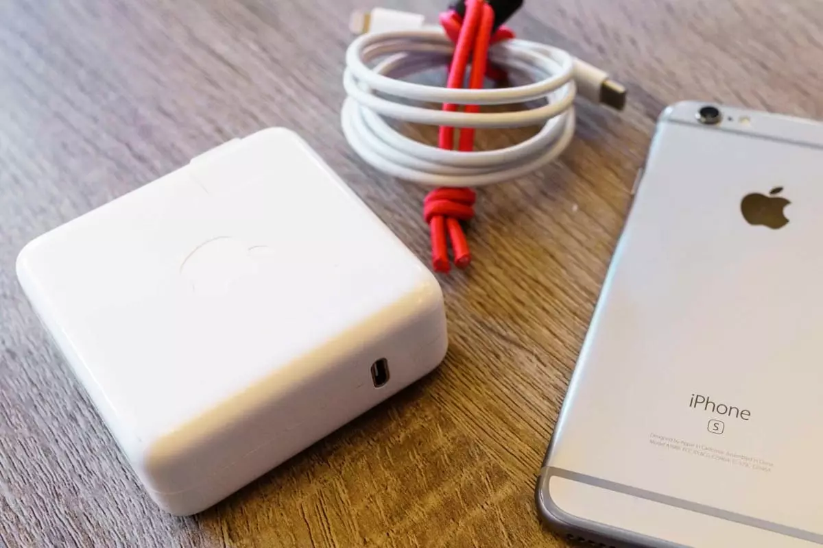 ऐप्पल नए आईफोन 2018 फास्ट चार्जर लागू करता है