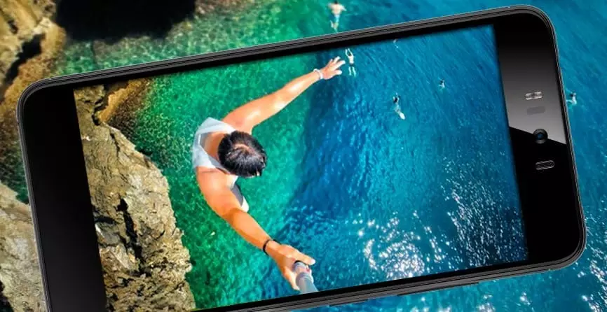 Meddelelse Fly Selfie 1 - En billig smartphone til fremragende Selfie allerede i Rusland 12578_1