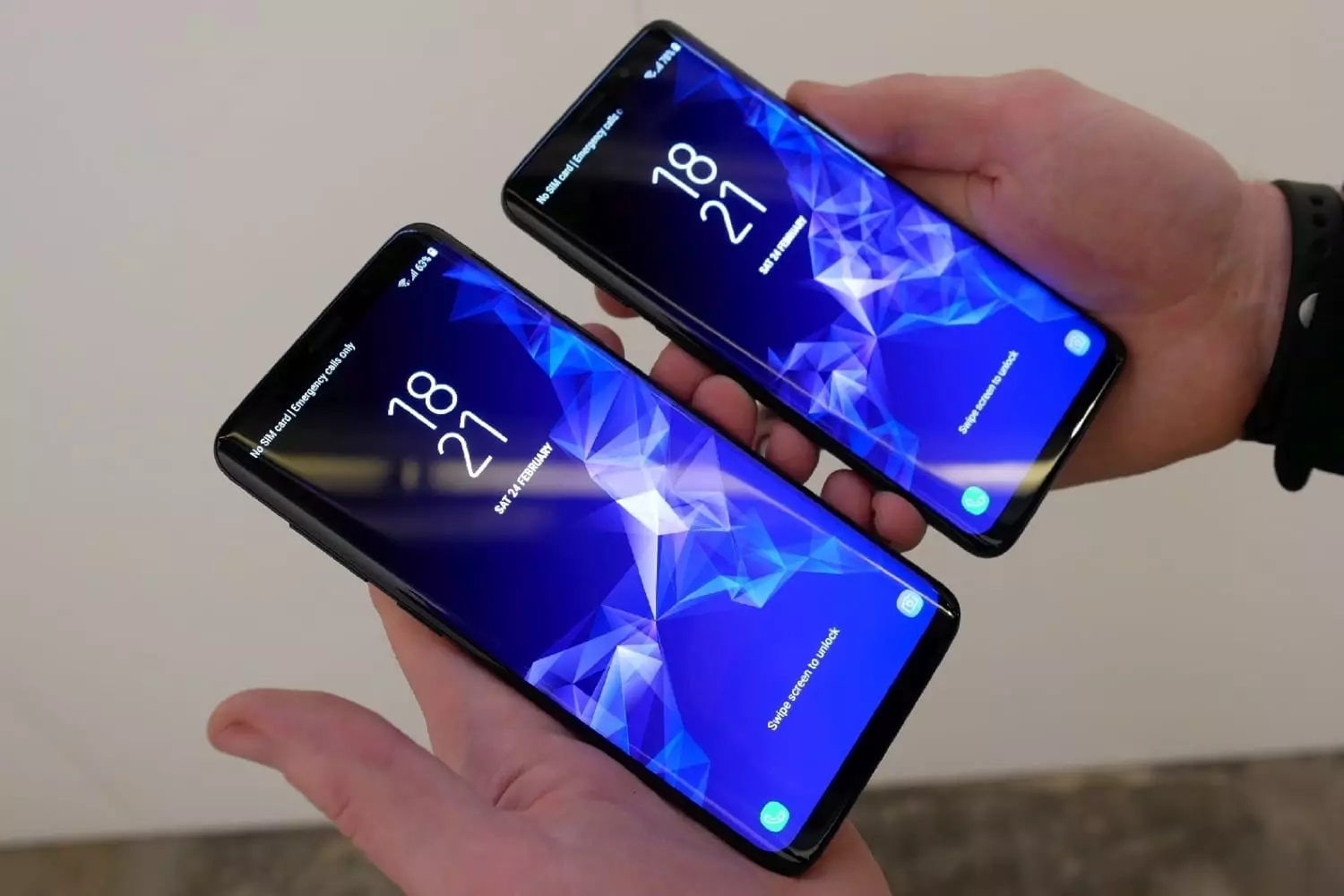 Samsung Galaxy S9 we Galaxy S9 + müşderiler we Galaxy S9 + 10,000 rubl mukdarynyň mukdaryny garaşýar 12737_1