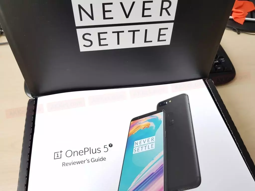 Meidieling OnePlus 5T - De machtichste yn 'e wrâld is de Worldless Smartphone 12971_1