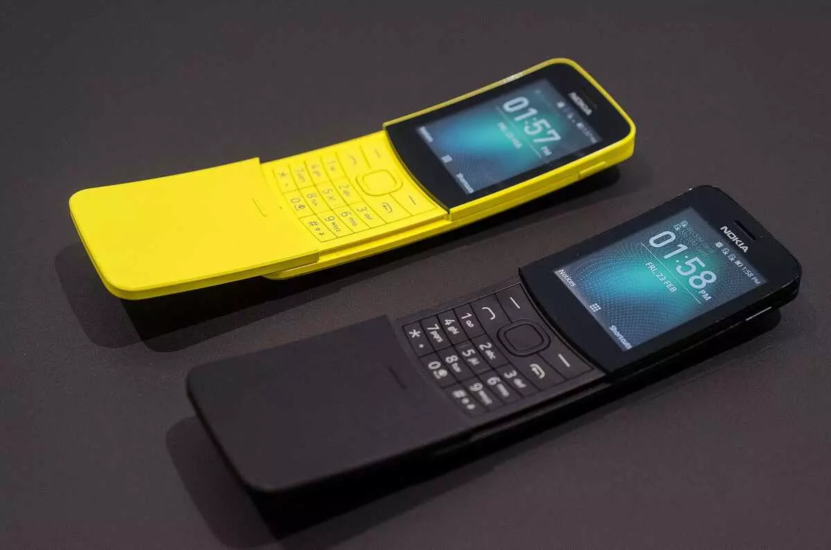 Legendarische telefoon Banana Nokia 8110 4G Reloaded Ging Te koop in Rusland 13109_1