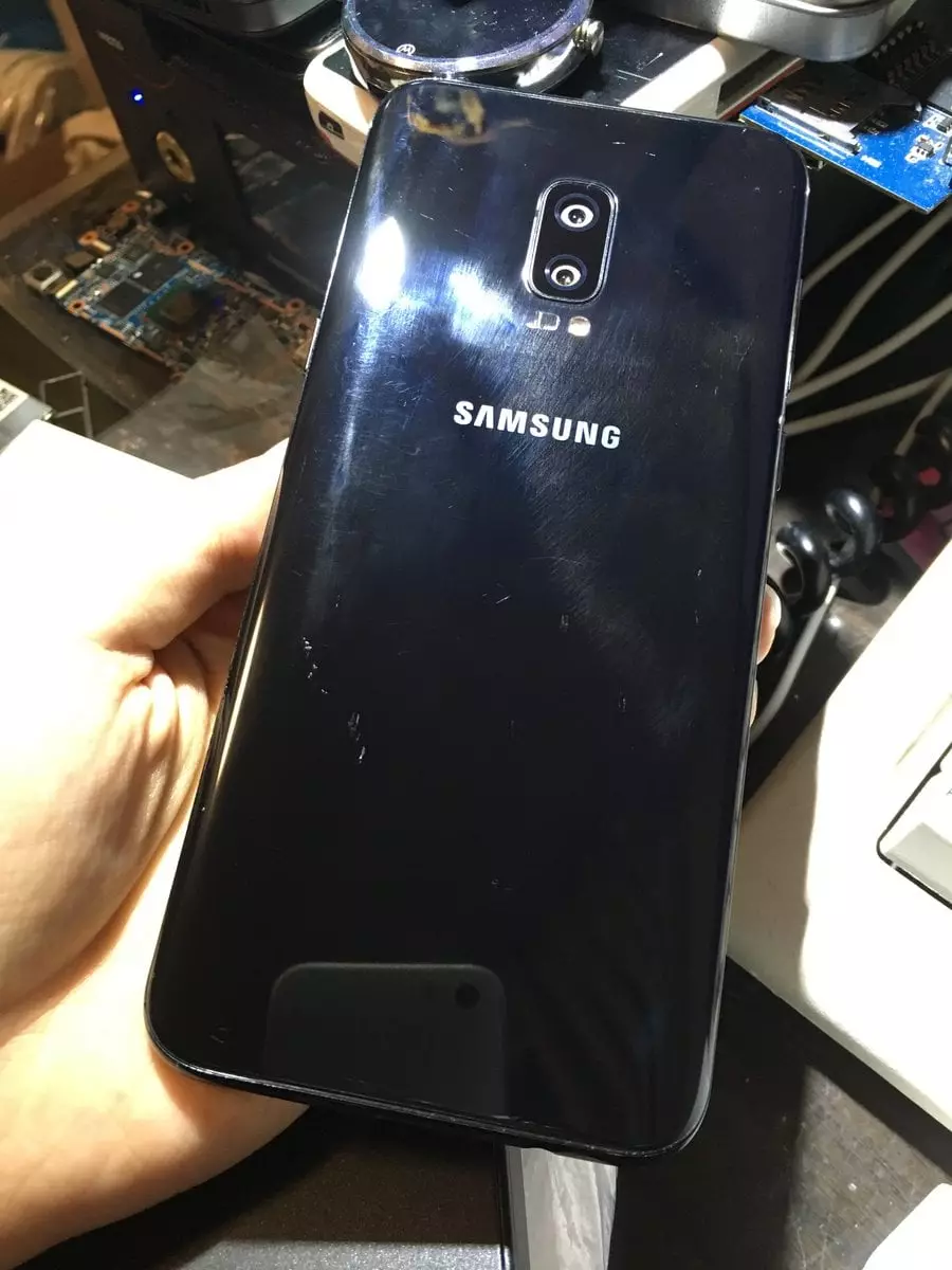 Samsung vytvoril modifikáciu galaxie S8 + s dvojitou komorou 13198_3