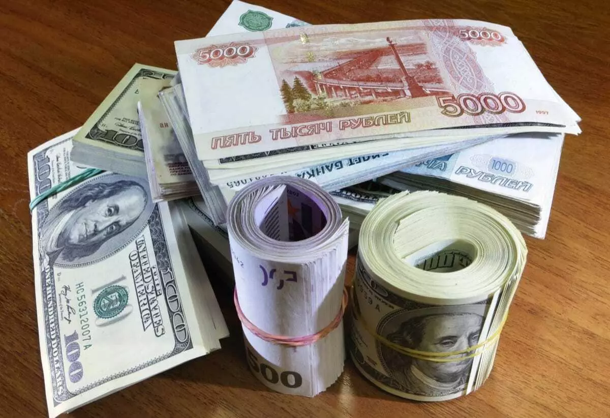 Banka qendrore goditi rubla. Çfarë po pret për të gjithë klientët Sberbank në ditët e ardhshme? 13340_4