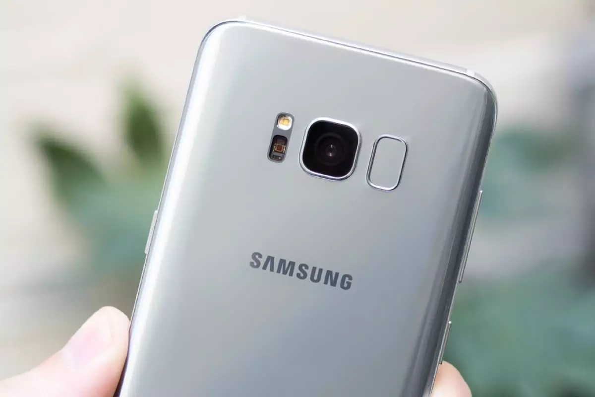 Di semua Samsung Galaxy S8 terdapat kerosakan kritikal yang mengganggu kerja salah satu fungsi utama telefon pintar. 13345_1