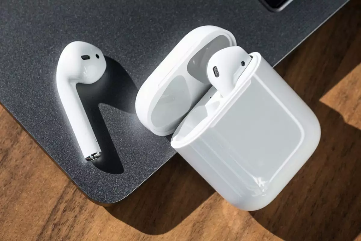 Airpods Pro - ang mga unang detalye tungkol sa bagong full-size na mga headphone ng Apple 13753_3