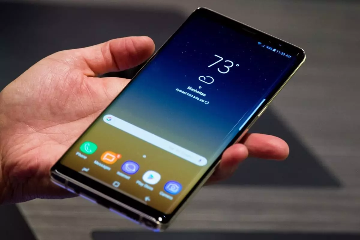 Samsung Galaxy Note 8 gegn iPhone 8: Tveir skoðar fánar 13841_1