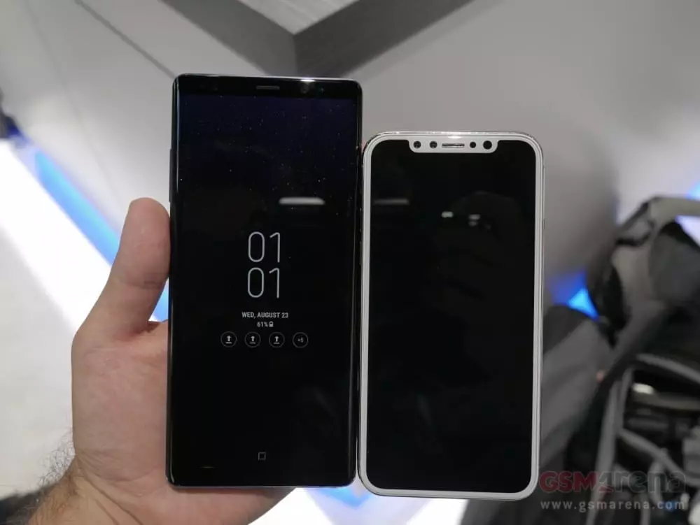 Samsung Galaxy Note 8 Terhadap iPhone 8: Dua Periksa Bendera 13841_2