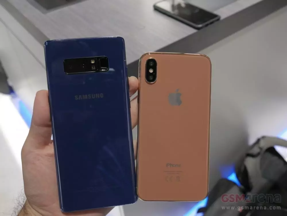 I-Samsung Galaxy Note 8 ibhekiswe i-iPhone 8: Ababili bahlola amafulegi 13841_3