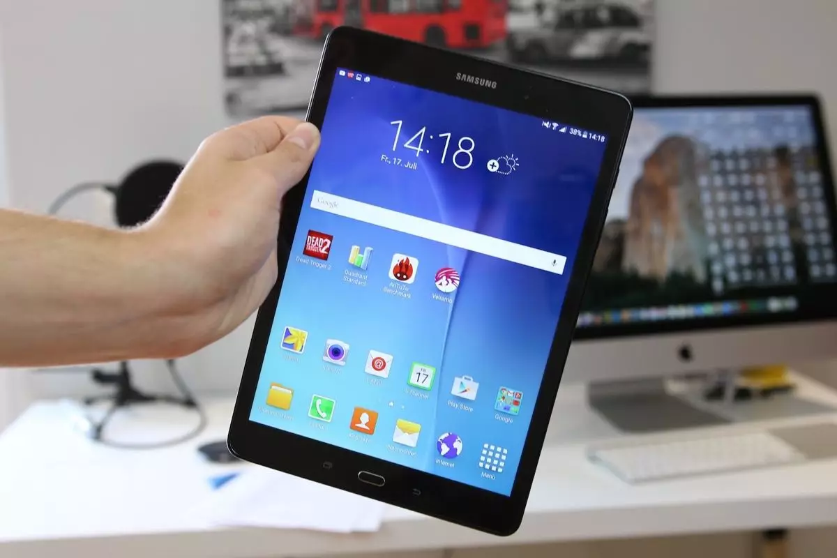 Samsung mempresentasikan tablet Galaxy Tab A (2016) dengan pena stylus