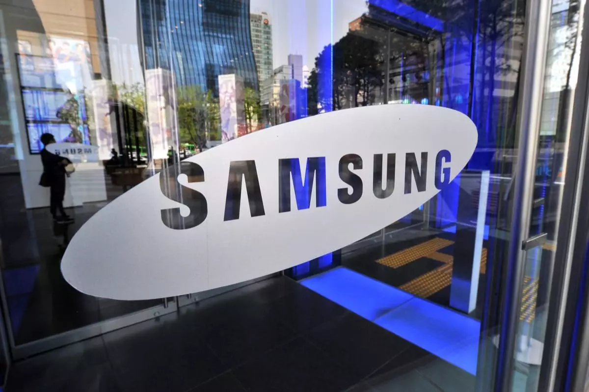 Halkan waxaa ah ront: Samsung casriga ee Samsung 14086_1