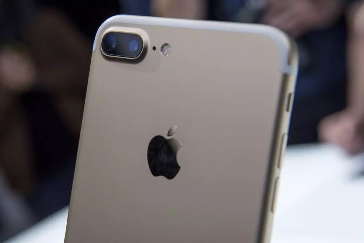 De første kjøpere begynte å motta iPhone 7 og iPhone 7 Plus fra Apple Store