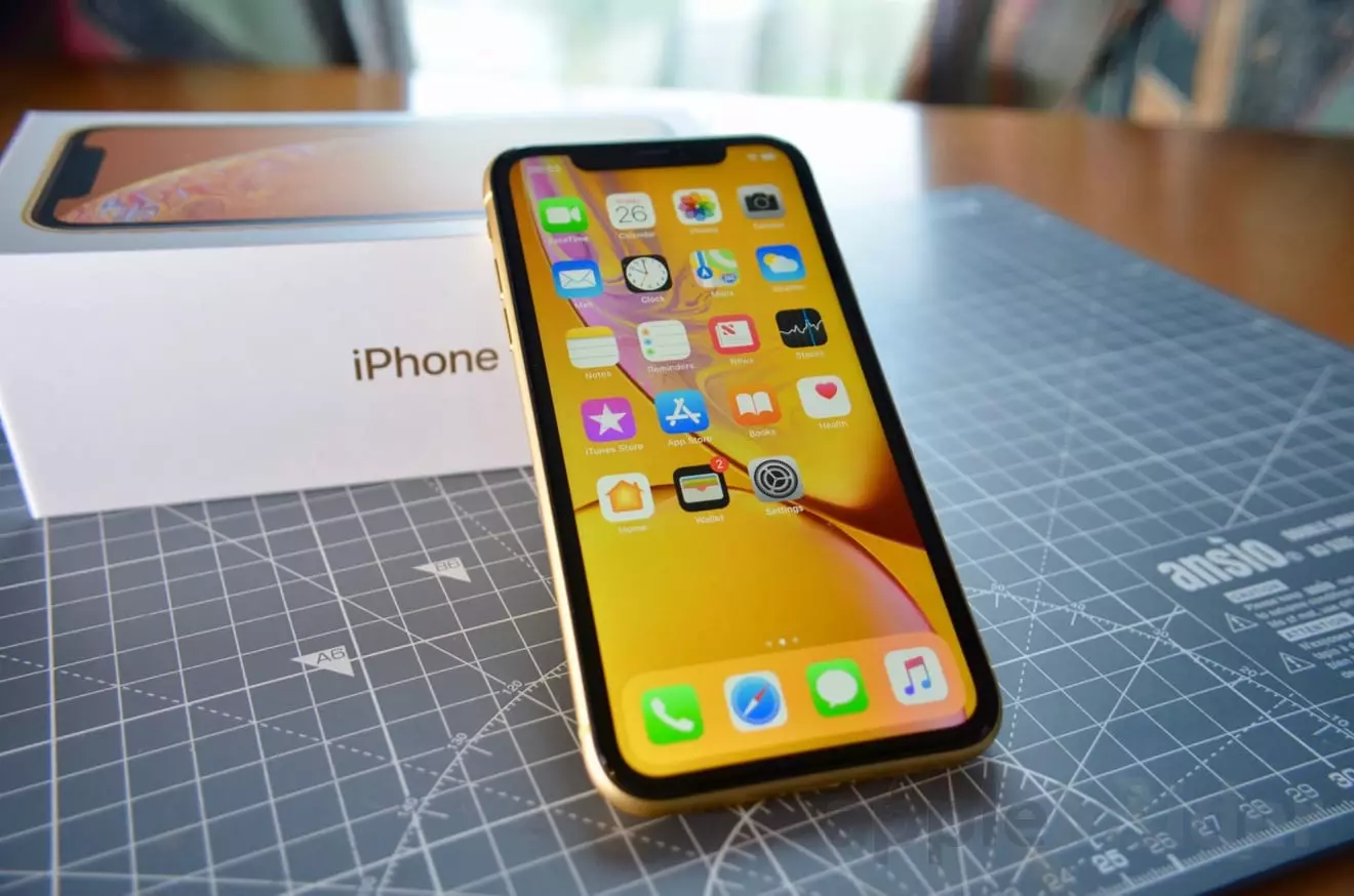 Apple mu Burusiya igufasha no kubona na iPhone XS max kubuntu kubuntu ku mafaranga 130.000 14557_1