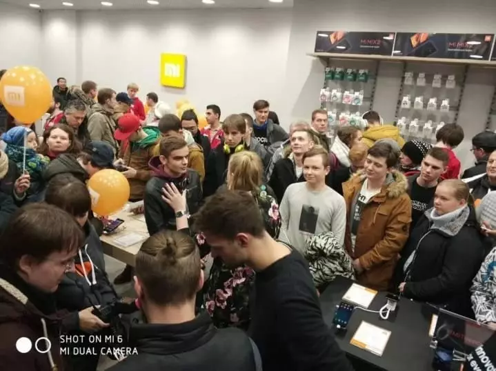 Xiaomi atidarė pirmąjį oficialų etapo parduotuvę Rusijoje 14710_3