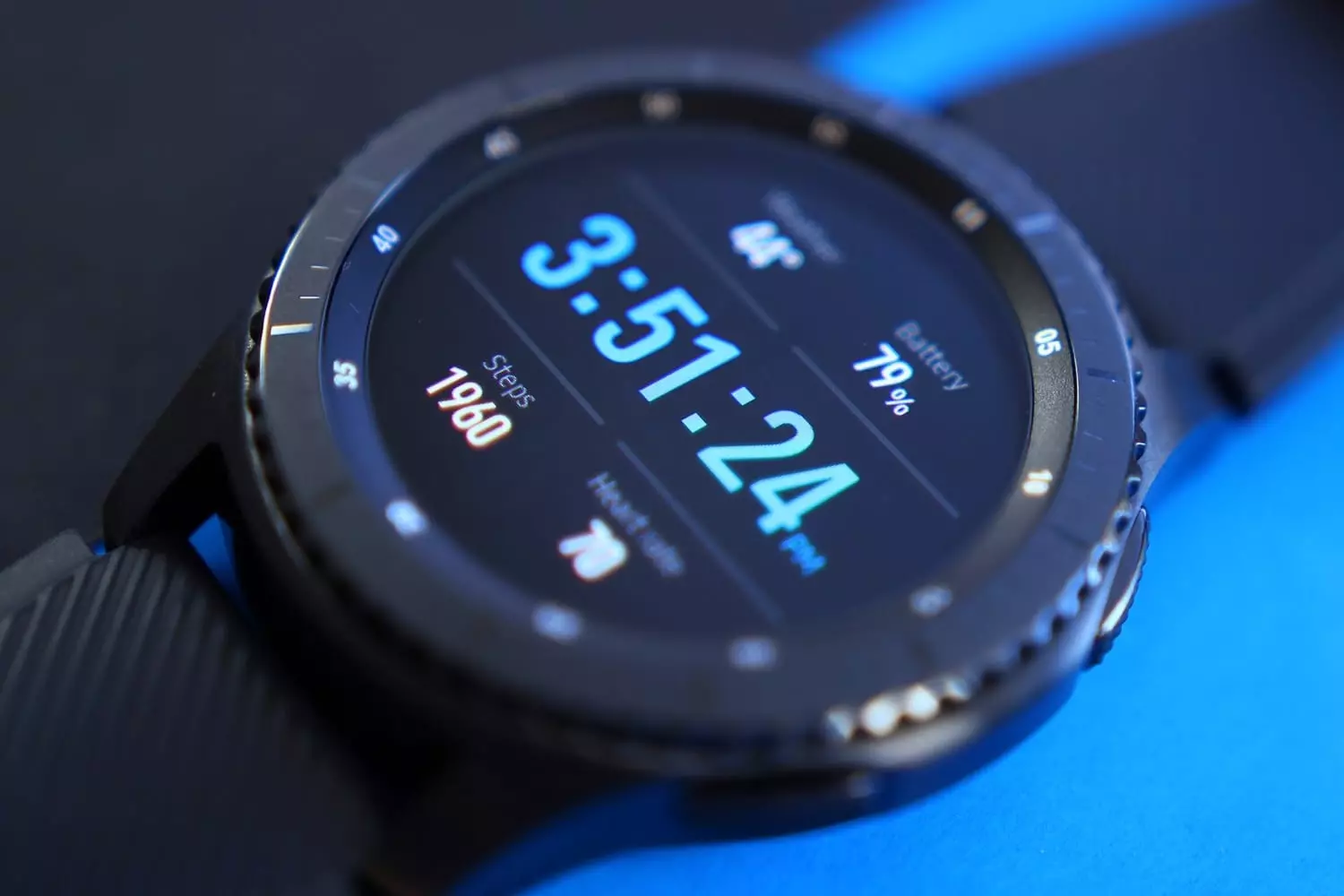 Smart watch SAMSUNG GEAR S4 renamed and changed OS 14961_1