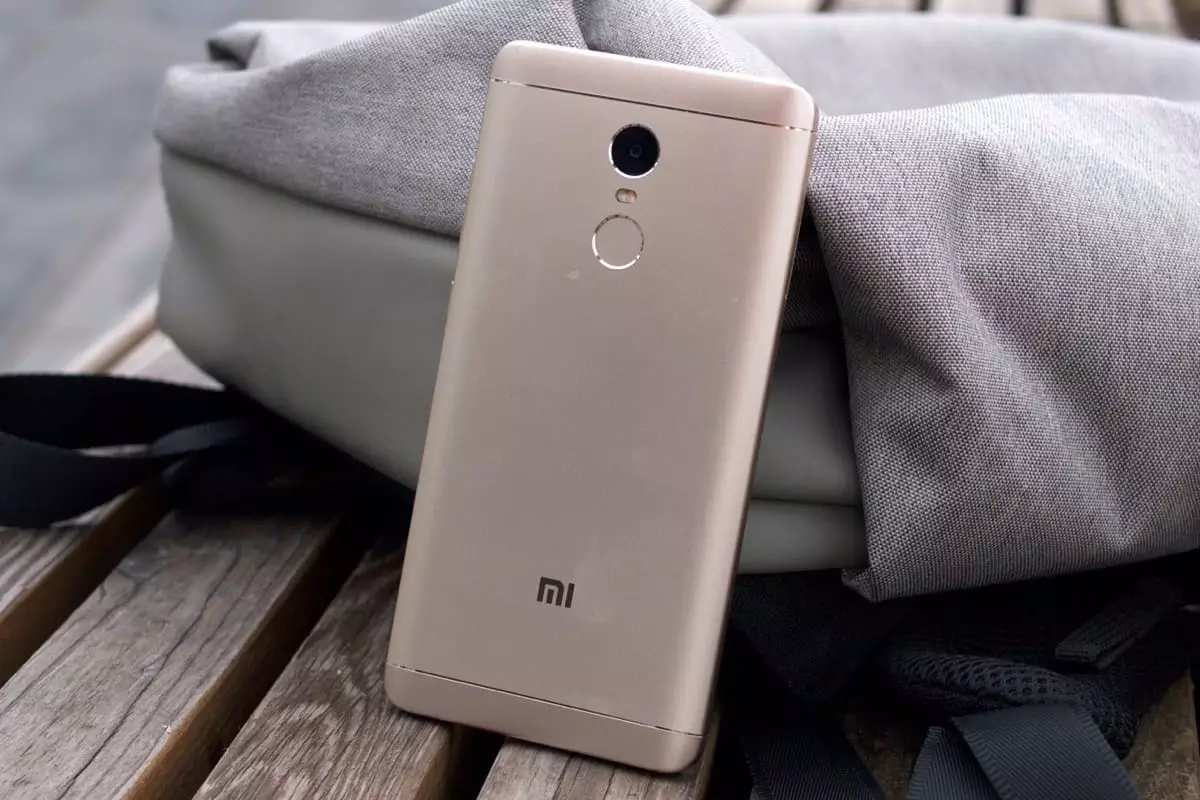 Xiaomi Redmi Ogeysiiska 4x si kumeelgaar ah ugu iibiya qalinka iyadoo la keenayo Ruushka 14990_2