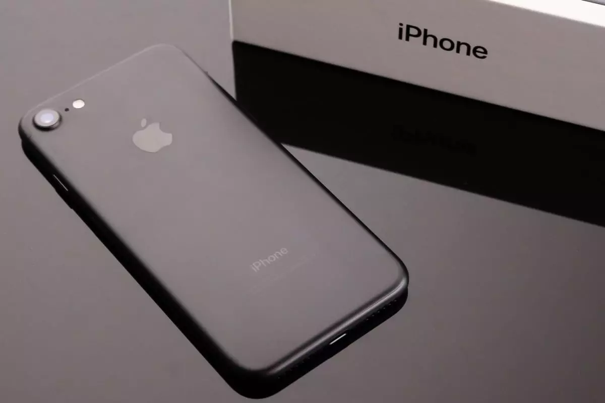 러시아에서 iPhone 7을 구입하는 것은 이미 32GB 플래시 메모리가있는 모델 당 82,000 개의 루블 일 수 있습니다.