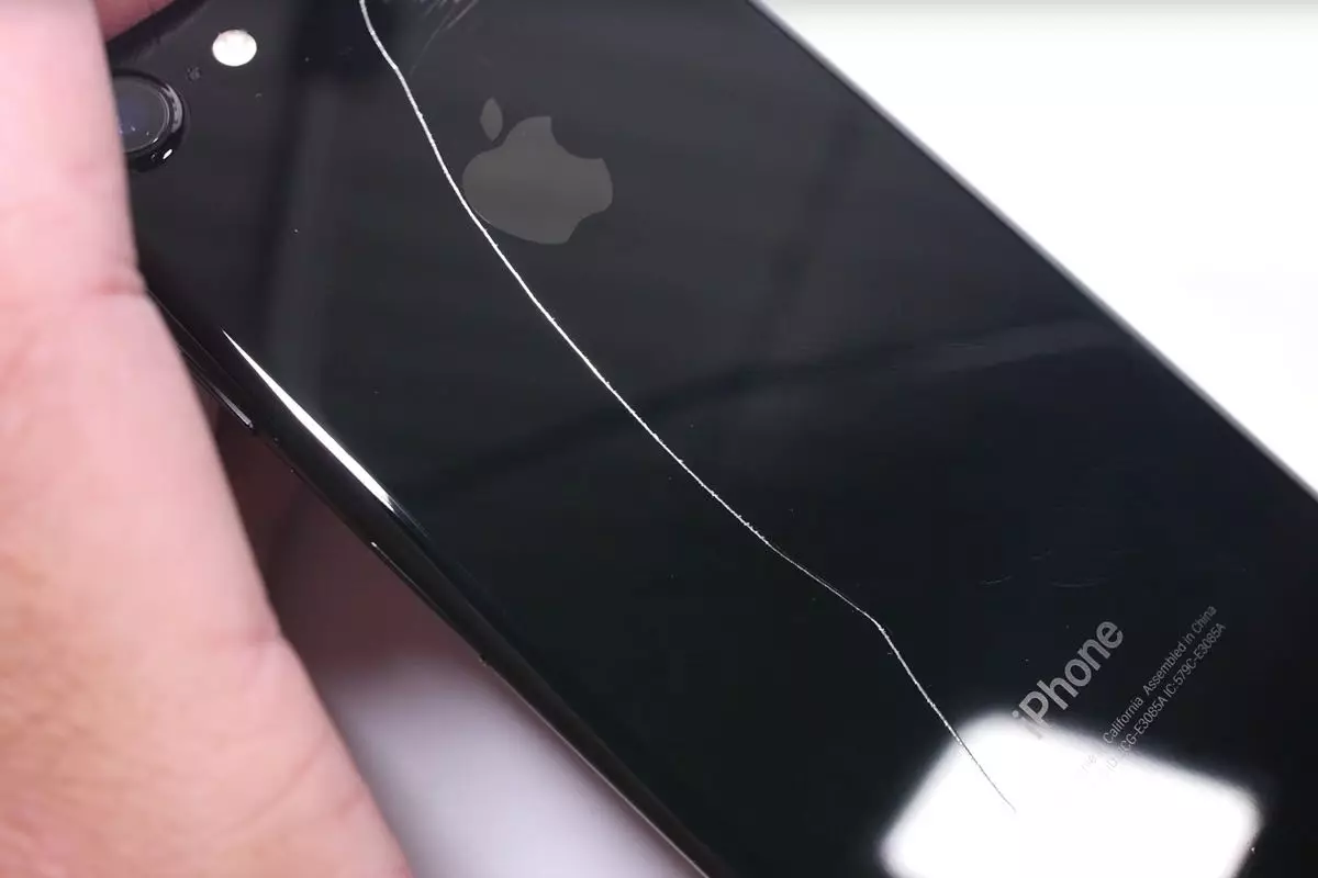 iPhone 7 a iPhone 7 Plus v proudové černé barvě poškrábaný z dotýkání se prstů