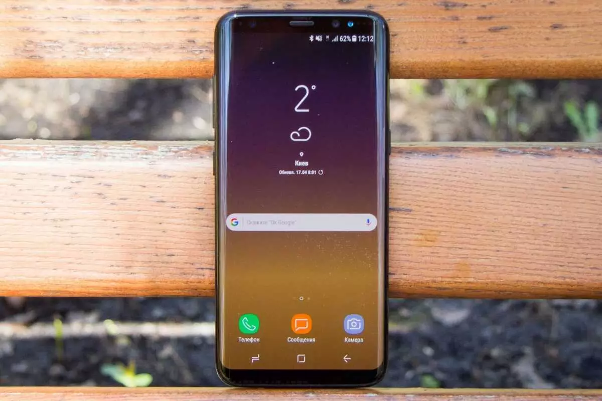 Thit an praghas ar Samsung Galaxy S8 + sa Rúis faoi bhun an marc síceolaíoch 15594_1