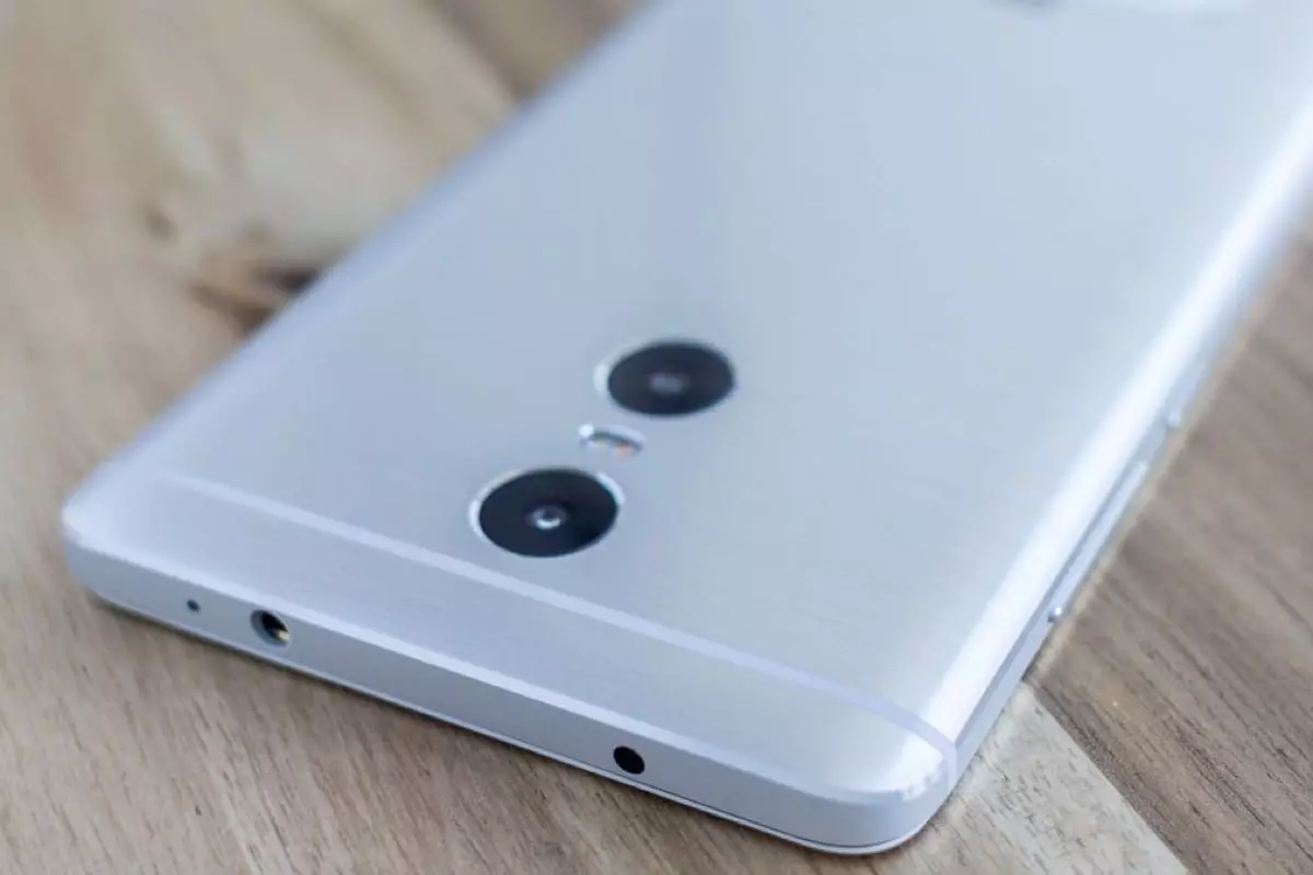 Reka xiaomi redmi Pro smartphone e nang le skrineng e oeleng le kh'amera e habeli e ka khonehang ka theko e tlase haholo