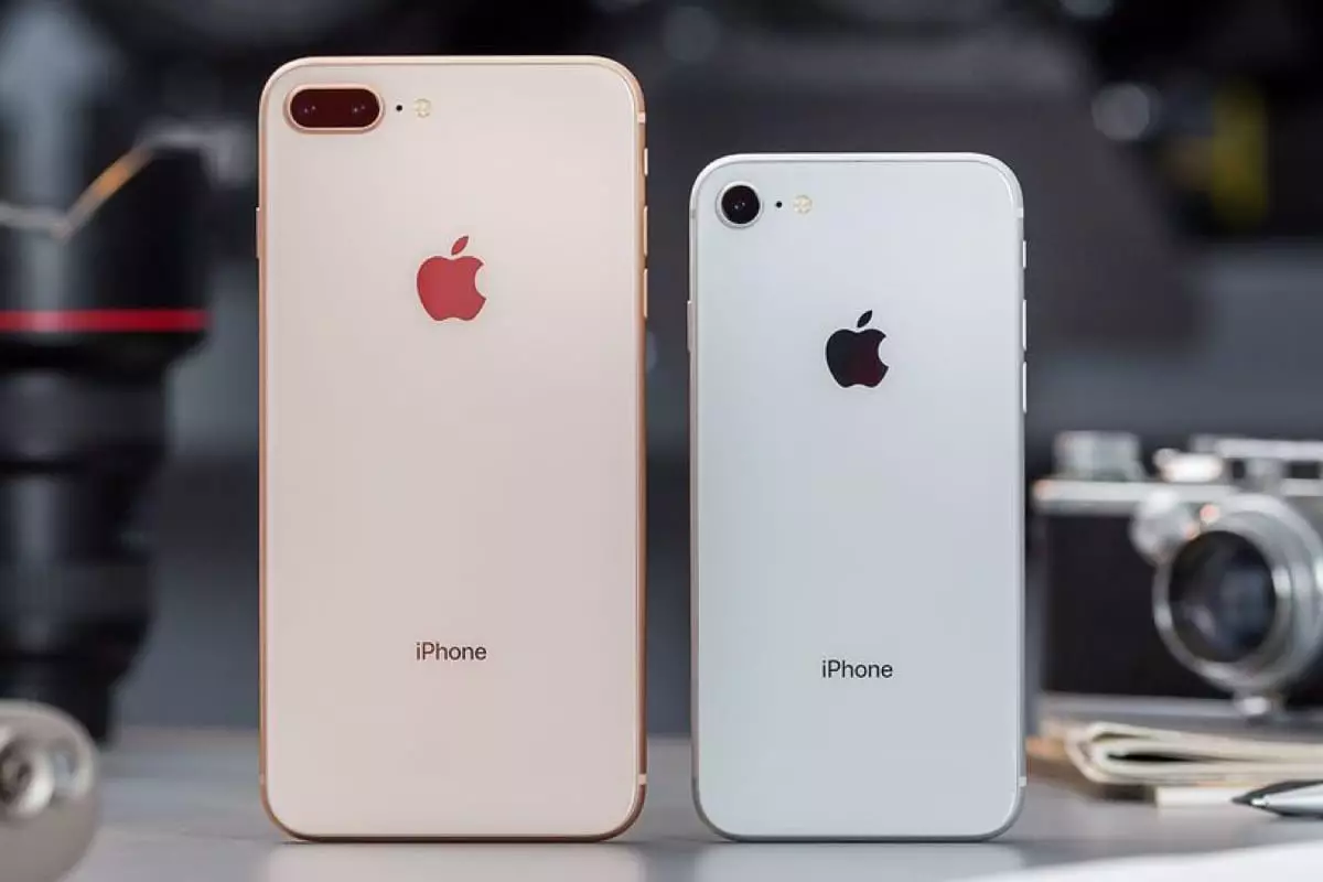 iPhone 8 lagu daray ee Ruushka si xun u dumay qiimaha 15,000 rubles, oo noqday wax badan oo la awoodi karo 15827_2