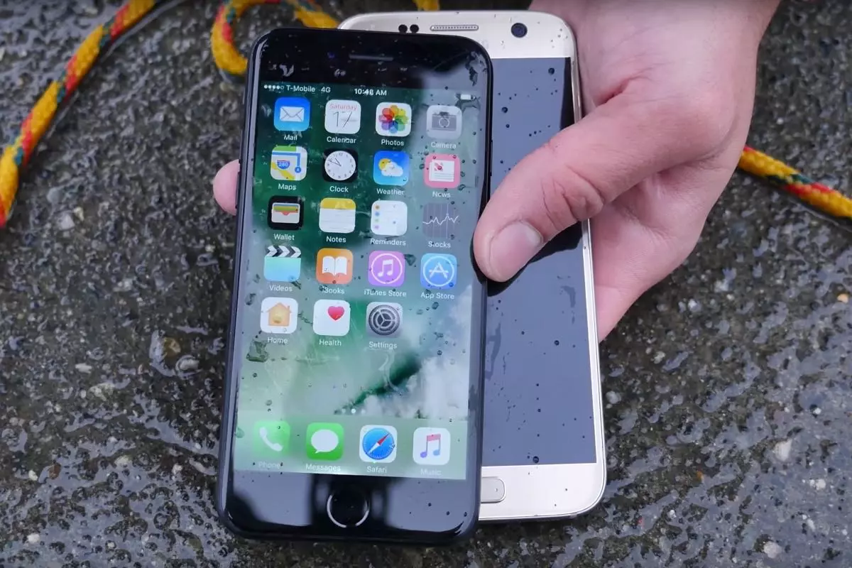 iPhone 7 vynecháno Samsung Galaxy S7 v těstě Těsto