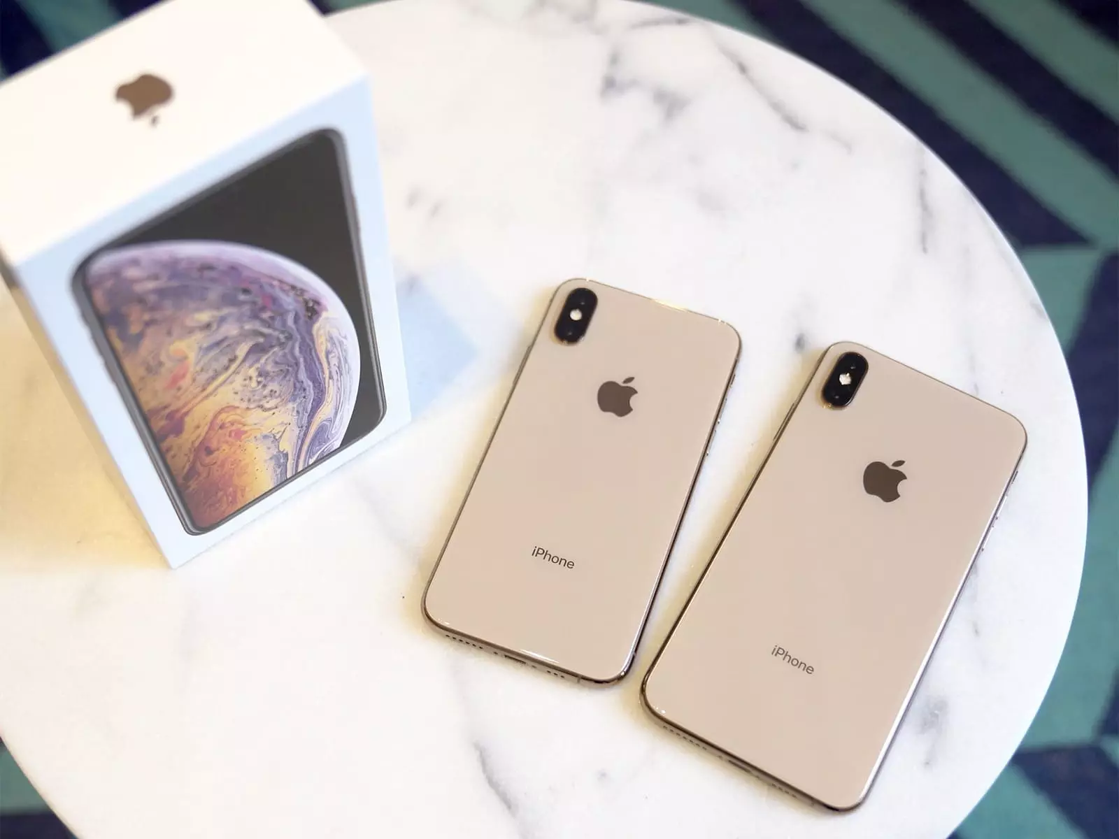 Matrimoni de fàbrica massiva que es troba a l'iPhone XS per 130 mil rubles 16320_1