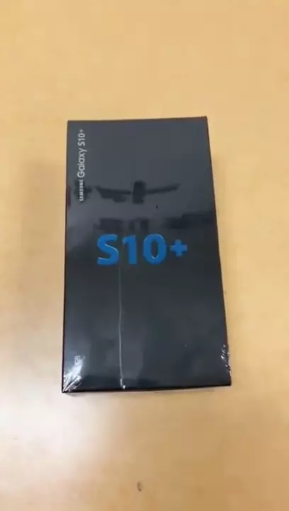 Ang Samsung Galaxy S10 nga adunay usa ka triple camera nga gibaligya sa 9 990 nga rubles 16622_1