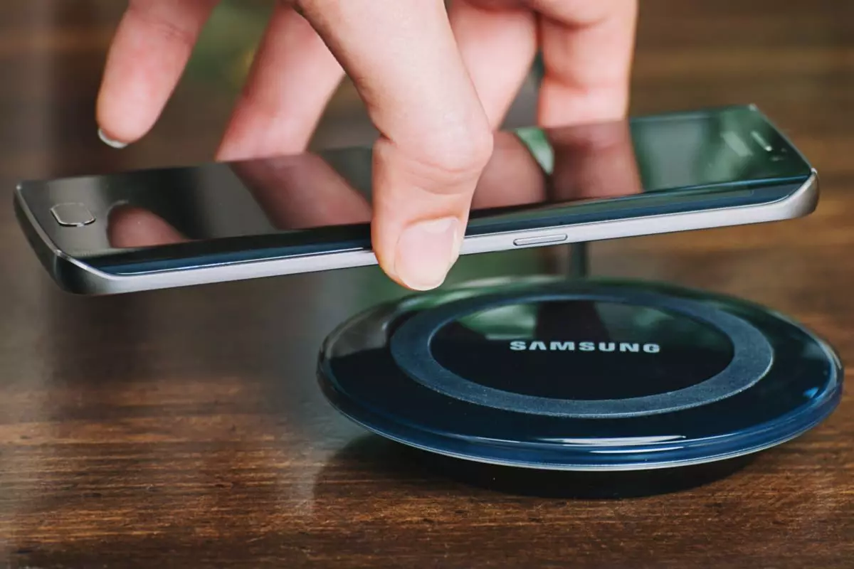 Ang Samsung Galaxy S7 at S7 Edge ay hindi makakatanggap ng mabilis na wireless charging support