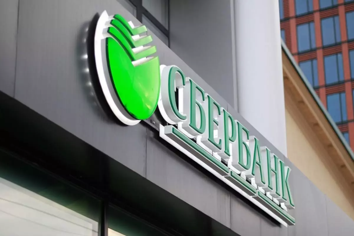 Sberbank საბანკო ბარათის მფლობელებს 4% -იანი გადასახადი გააცნო 16911_1