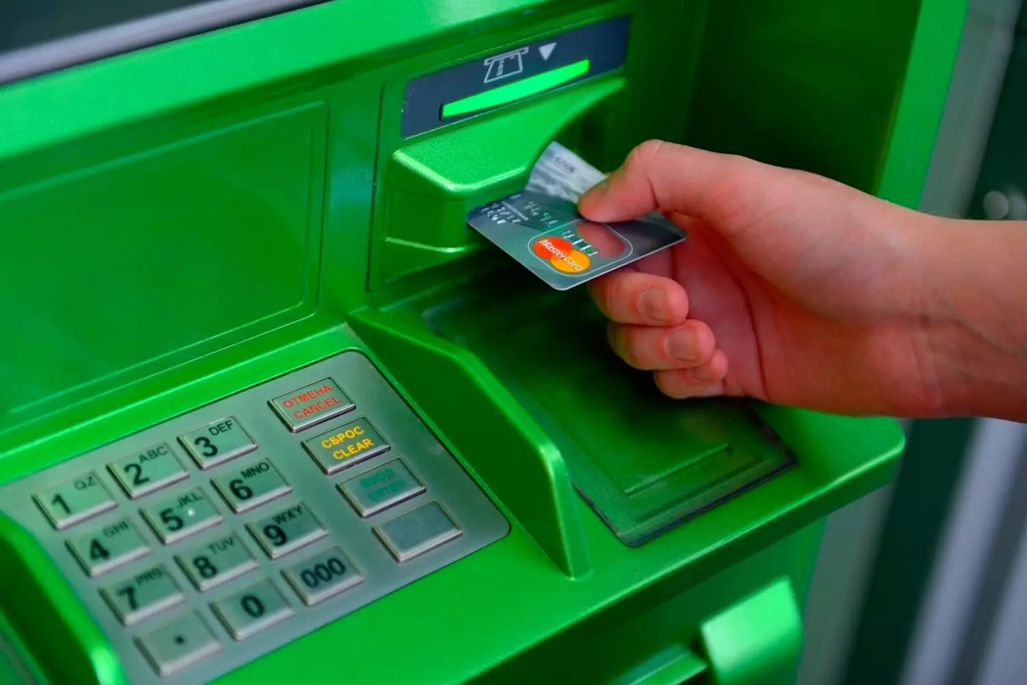 Laga bilaabo Janaayo 1, Sberbank wuxuu beddeli doonaa qaddarka ka bixitaanka lacageed ee ATM-yada 16947_1